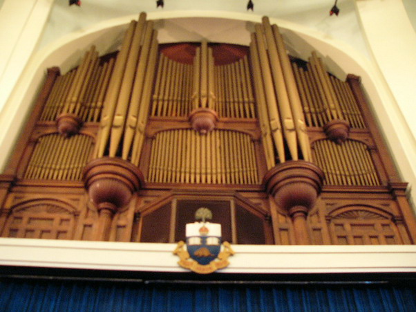 Salle d'assemblée de l'Université de Toronto / University of Toronto ...
